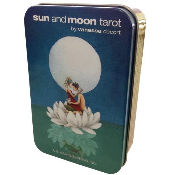 心が静まるような優しいイラストが特徴のタロットカード。やや小さめなカードサイズで缶ケース入りです。大アルカナは8番がjustice、11番がstrengthとなる、マルセイユ版に準じた構成ですが、13番がdeath - rebirth、14...