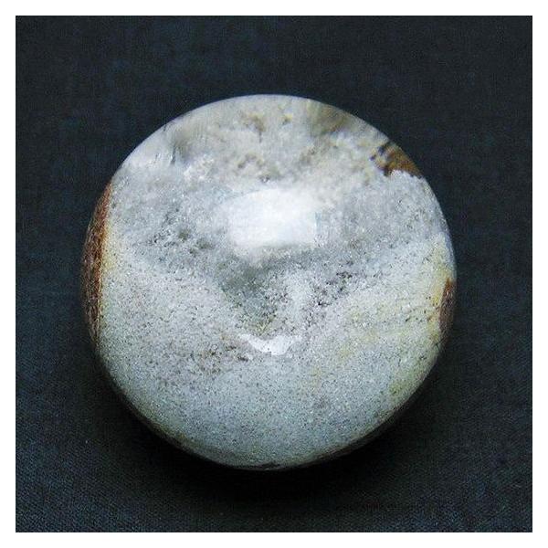 ●ファントムとは、「影」「幽霊」という意味。水晶の結晶が生成していく過程でいったん成長が止まり、その後再び成長を開始すると、その境目に気泡や他の物質が取り込まれ、まるで山の影を思わせる模様ができます。時にはそうした山の影が幾層にも連なっる場...