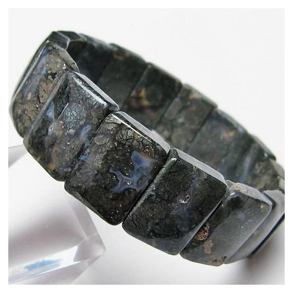 【パイライト（黄鉄鉱）】色合いが黄金色〜銀色、真鍮色であることから、しばしば黄金と間違われました。そのため、[fool’s gold（愚か者の金）]というニックネームでも呼ばれます。硬さでは、金よりはるかに固い鉱物です。インカ帝国では巨大な...