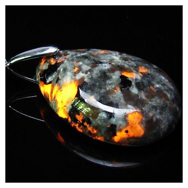 【ユーパーライト】ユーパーライトは、2017年にアメリカ?ミシガン州のスペリオル湖岸で発見された新種の鉱物です。ユーパーライトは一見「ただの石」のように見えますが、長波長のuvライト（ブラックライト）をあてるとソーダライトの部分が強くオレン...