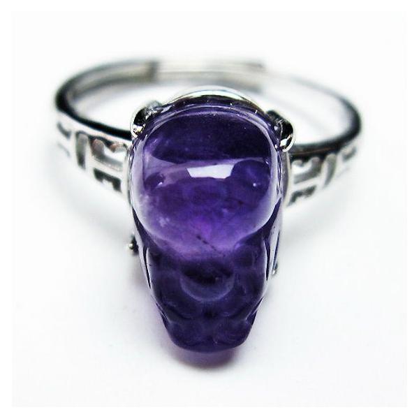 【アメジストクォーツ（紫水晶）】アメジストは鉄分によって紫色に発色した水晶の一種です。名称はギリシャ語で酒の意味のmethyと否定辞のa、つまり「酒に酔わない」「この石でできた盃で酒を飲めば悪酔いしない」に由来するとされています。「酒に酔わ...