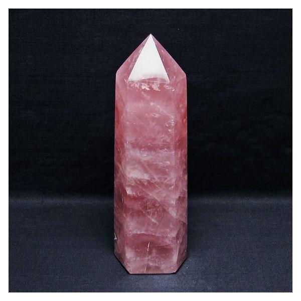 【ローズクォーツ（紅石英）】ローズクォーツは柔らかい優しいピンクの水晶です。アルミニウムや酸化チタンなどの結晶を含むためにピンク色になると考えられています。これらの微細な結晶が分散しているため、石全体の透明度が低く、濁っていたりひびがありま...