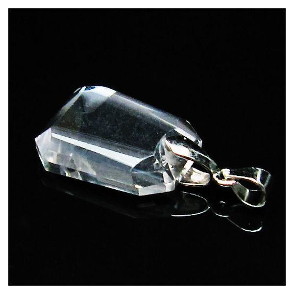 【クリスタルクォーツ（水晶）】無色透明の水晶。世界中で最も知られ、その効果は万能とされ、水晶といわれると一般にイメージするベーシックな水晶です。その透きとおった姿を見ているだけで、すがすがしい気持ちにさせてくれそうです。あらゆる水晶の中でも...