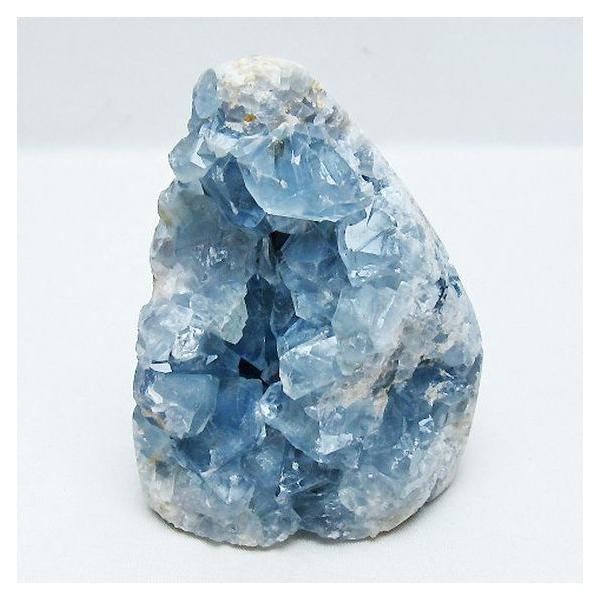 【セレスタイト（天青石）】セレスタイトは和名で「天青石」と呼ばれるように、晴れ渡った空を思わせる爽やかな青色が美しい石です。「清浄?博愛?休息」を象徴する強力な浄化効果とヒーリング能力を持ち、心身にかかるストレスや苦痛を癒すとされています。...