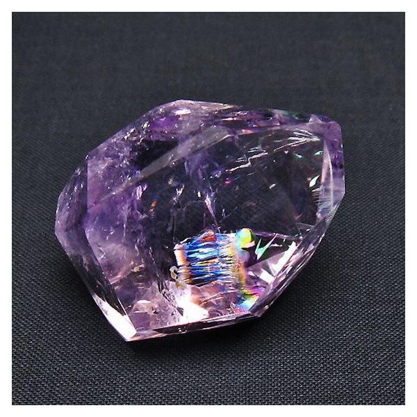 【アメジストクォーツ（紫水晶）】アメジストは鉄分によって紫色に発色した水晶の一種です。名称はギリシャ語で酒の意味のmethyと否定辞のa、つまり「酒に酔わない」「この石でできた盃で酒を飲めば悪酔いしない」に由来するとされています。「酒に酔わ...