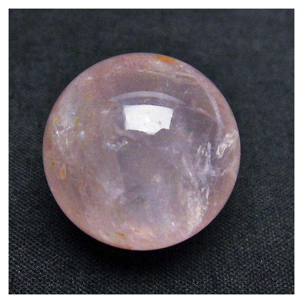 【ローズクォーツ（紅石英）】ローズクォーツは柔らかい優しいピンクの水晶です。アルミニウムや酸化チタンなどの結晶を含むためにピンク色になると考えられています。これらの微細な結晶が分散しているため、石全体の透明度が低く、濁っていたりひびがありま...