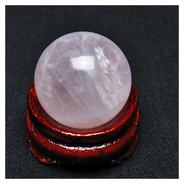 【ローズクォーツ（紅石英）】ローズクォーツは柔らかい優しいピンクの水晶です。アルミニウムや酸化チタンなどの結晶を含むためにピンク色になると考えられています。これらの微細な結晶が分散しているため、石全体の透明度が低く、濁っていたりひびがありま...