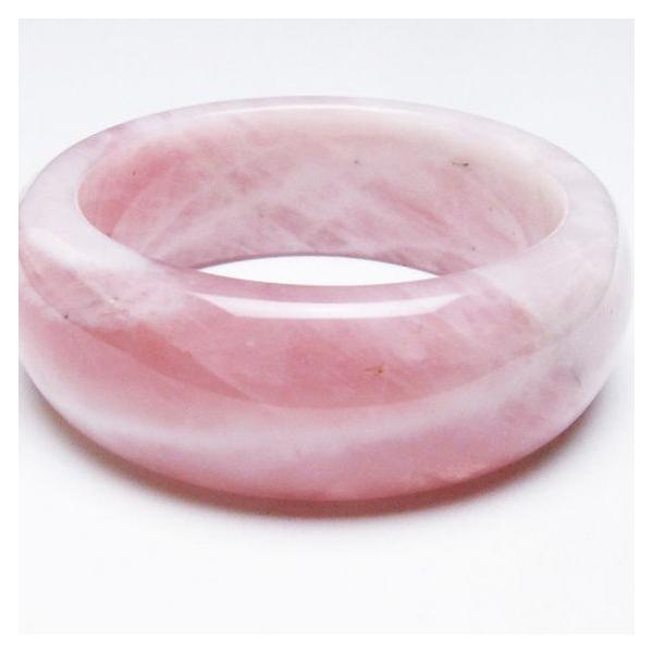 【ローズクォーツ（紅石英）】ローズクォーツは柔らかい優しいピンクの水晶です。アルミニウムや酸化チタンなどの結晶を含むためにピンク色になると考えられています。これらの微細な結晶が分散しているため、石全体の透明度が低く、濁っていたりひびがありま...