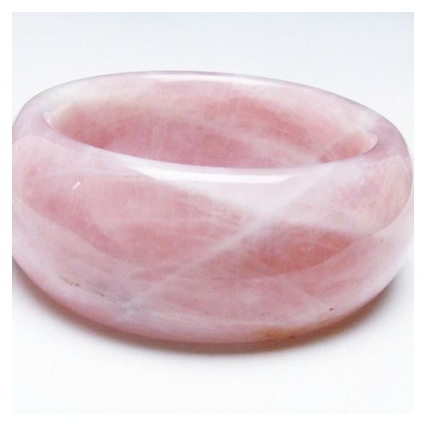 【ローズクォーツ（紅石英）】ローズクォーツは柔らかい優しいピンクの水晶です。アルミニウムや酸化チタンなどの結晶を含むためにピンク色になると考えられています。これらの微細な結晶が分散しているため、石全体の透明度が低く、濁っていたりひびがありま...
