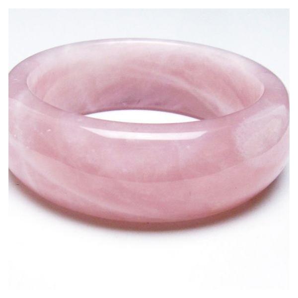 【ローズクォーツ（紅石英）】ローズクォーツは柔らかい優しいピンクの水晶です。アルミニウムや酸化チタンなどの結晶を含むためにピンク色になると考えられています。これらの微細な結晶が分散しているため、石全体の透明度が低く、濁っていたりひびがありま...