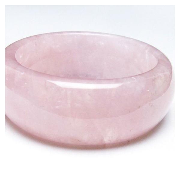 【ローズクォーツ（紅石英）】ローズクォーツは柔らかい優しいピンクの水晶です。アルミニウムや酸化チタンなどの結晶を含むためにピンク色になると考えられています。これらの微細な結晶が分散しているため、石全体の透明度が低く、濁っていたりひびがありま...