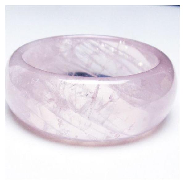 【ローズクォーツ（紅石英）】ローズクォーツは柔らかい優しいピンクの水晶です。アルミニウムや酸化チタンなどの結晶を含むためにピンク色になると考えられています。これらの微細な結晶が分散しているため、石全体の透明度が低く、濁っていたりひびがありま...