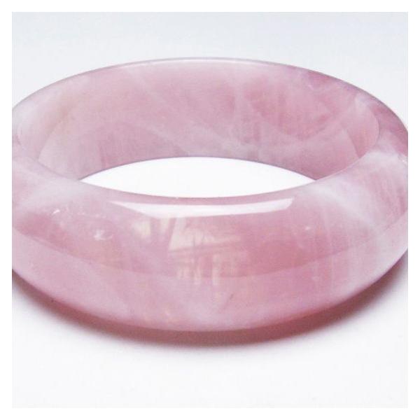【ローズクォーツ（紅石英）】ローズクォーツは柔らかい優しいピンクの水晶です。アルミニウムや酸化チタンなどの結晶を含むためにピンク色になると考えられています。これらの微細な結晶が分散しているため、石全体の透明度が低く、濁っていたりひびがありま...