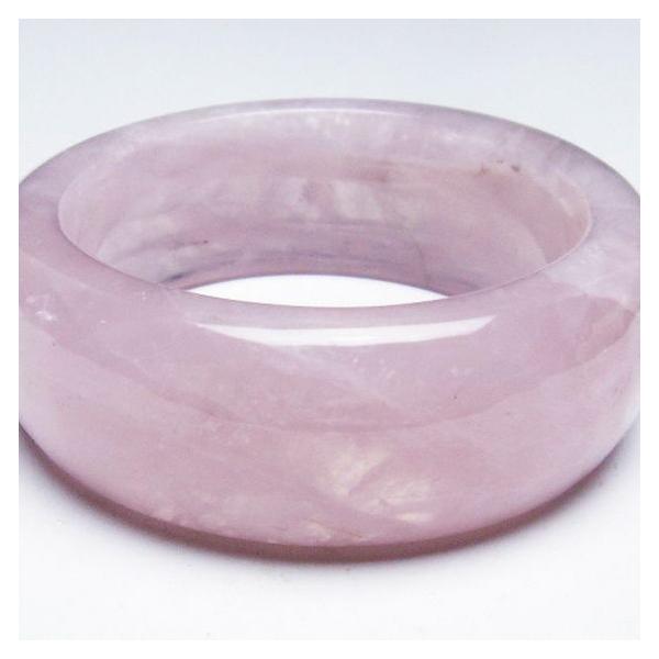 【ローズクォーツ（紅石英）】ローズクォーツは柔らかい優しいピンクの水晶です。アルミニウムや酸化チタンなどの結晶を含むためにピンク色になると考えられています。これらの微細な結晶が分散しているため、石全体の透明度が低く、濁っていたりひびがありま...