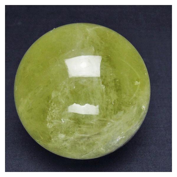 【シトリン（黄水晶）】シトリンは和名で「黄水晶（きすいしょう）」と呼ばれるように、水晶に鉄イオンが混入し、放射線による結晶格子欠陥によって黄色に変色したものです。シトリンは黄色い色合いからヨーロッパの柑橘類シトロンが語源となり名付けられたと...