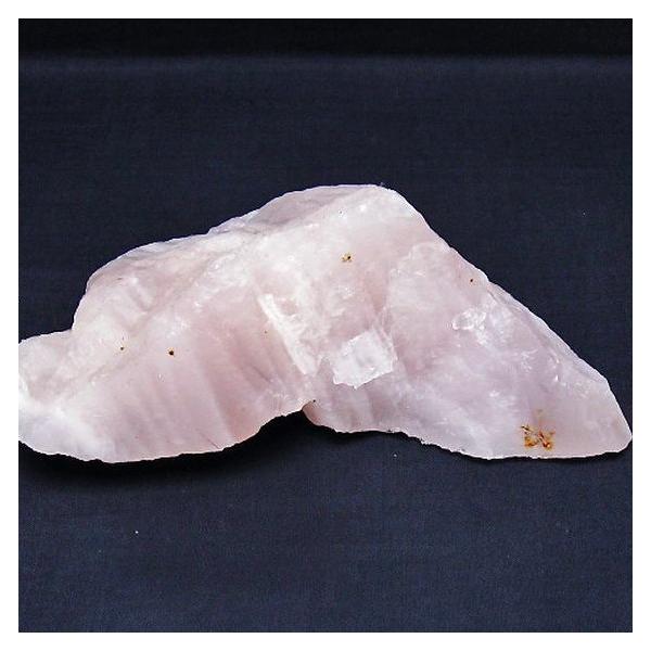 【ローズクォーツ（紅石英）】ローズクォーツは柔らかい優しいピンクの水晶です。アルミニウムや酸化チタンなどの結晶を含むためにピンク色になると考えられています。これらの微細な結晶が分散しているため、石全体の透明度が低く、濁っていたりひびがありま...