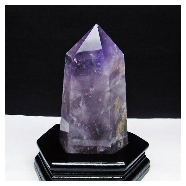 【アメジストクォーツ（紫水晶）】アメジストは鉄分によって紫色に発色した水晶の一種です。名称はギリシャ語で酒の意味のmethyと否定辞のa、つまり「酒に酔わない」「この石でできた盃で酒を飲めば悪酔いしない」に由来するとされています。「酒に酔わ...