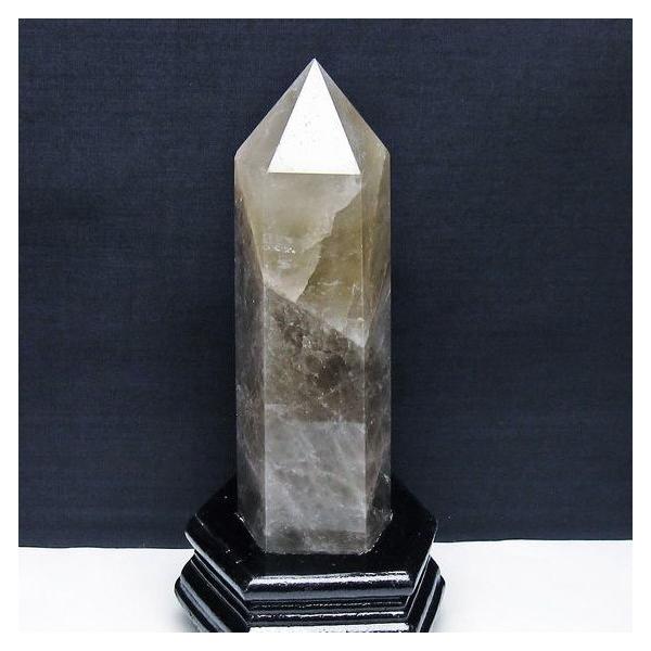 【ライトニング水晶（雷水晶）】和名で「雷水晶（かみなりすいしょう）」とも呼ばれる、その名のとおり雷に打たれた水晶です。ライトニング水晶は地中に水晶が埋まった状態で落雷の衝撃を受けることで形成されます。これは地層の中に含まれている水分が落雷の...