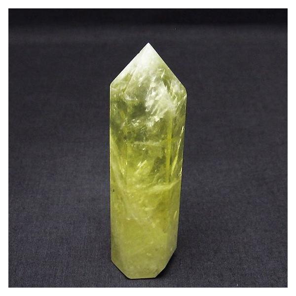 【シトリン（黄水晶）】シトリンは和名で「黄水晶（きすいしょう）」と呼ばれるように、水晶に鉄イオンが混入し、放射線による結晶格子欠陥によって黄色に変色したものです。シトリンは黄色い色合いからヨーロッパの柑橘類シトロンが語源となり名付けられたと...