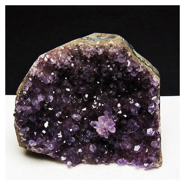 【アメジストクォーツ（紫水晶）】アメジストは鉄分によって紫色に発色した水晶の一種です。名称はギリシャ語で酒の意味のmethyと否定辞のa、つまり「酒に酔わない」「この石でできた盃で酒を飲めば悪酔いしない」に由来するとされています。「酒に酔わ...