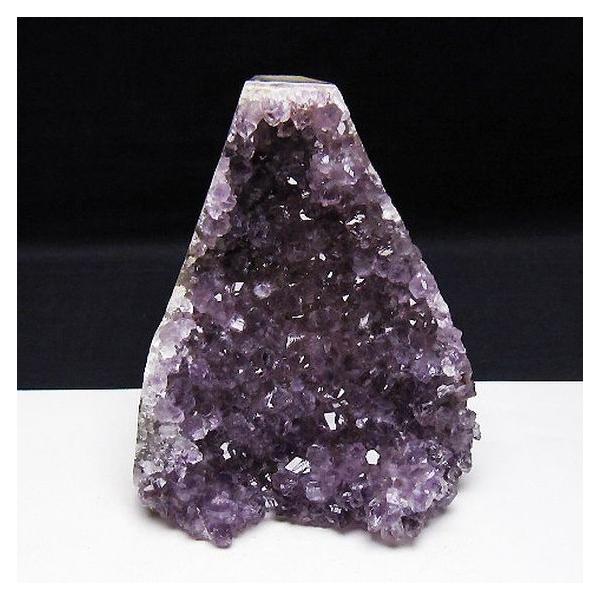 【アメジストクォーツ（紫水晶）】アメジストは鉄分によって紫色に発色した水晶の一種です。名称はギリシャ語で酒の意味のmethyと否定辞のa、つまり「酒に酔わない」「この石でできた盃で酒を飲めば悪酔いしない」に由来するとされています。「酒に酔わ...