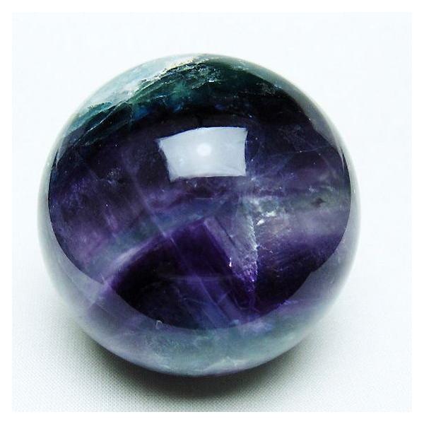 【フローライト（蛍石）】フローライトは鮮やかなカラーのグラデーションが美しい天然石で、トルマリンに次ぐカラーバリエーションを持つとされています。フローライトの中に白い羽のような内包物が入ったものは「エンジェルフェザーフローライト」と呼ばれ、...