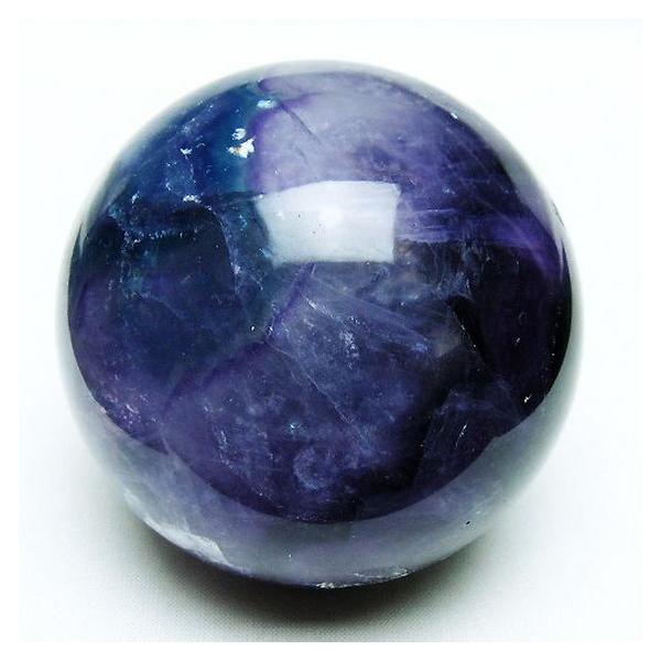 【フローライト（蛍石）】フローライトは鮮やかなカラーのグラデーションが美しい天然石で、トルマリンに次ぐカラーバリエーションを持つとされています。フローライトの中に白い羽のような内包物が入ったものは「エンジェルフェザーフローライト」と呼ばれ、...