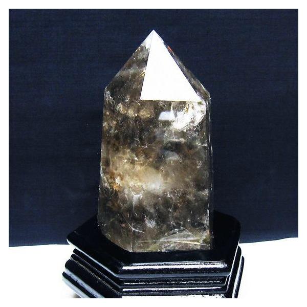 【ライトニング水晶（雷水晶）】和名で「雷水晶（かみなりすいしょう）」とも呼ばれる、その名のとおり雷に打たれた水晶です。ライトニング水晶は地中に水晶が埋まった状態で落雷の衝撃を受けることで形成されます。これは地層の中に含まれている水分が落雷の...