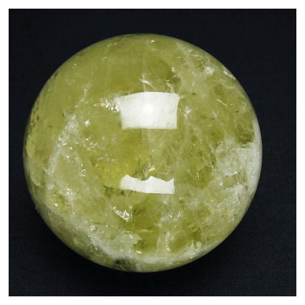 【シトリン（黄水晶）】シトリンは和名で「黄水晶（きすいしょう）」と呼ばれるように、水晶に鉄イオンが混入し、放射線による結晶格子欠陥によって黄色に変色したものです。シトリンは黄色い色合いからヨーロッパの柑橘類シトロンが語源となり名付けられたと...