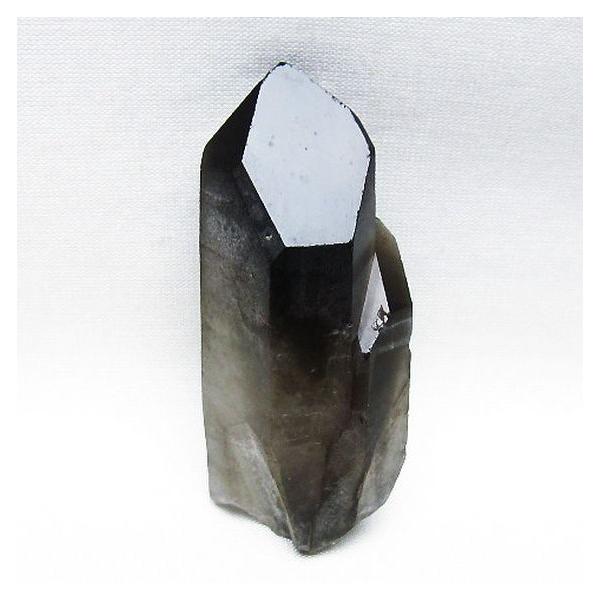 【黒水晶（モリオン）】茶水晶と同じく自然の放射線の影響で暗色に変化した水晶。そのため水晶の透明度に関わらず、見た目で黒く見えるものは黒水晶、茶色のものは煙水晶と呼ばれるようです。黒水晶も水晶ですので強い光に当てると透けます。古代より特に魔よ...