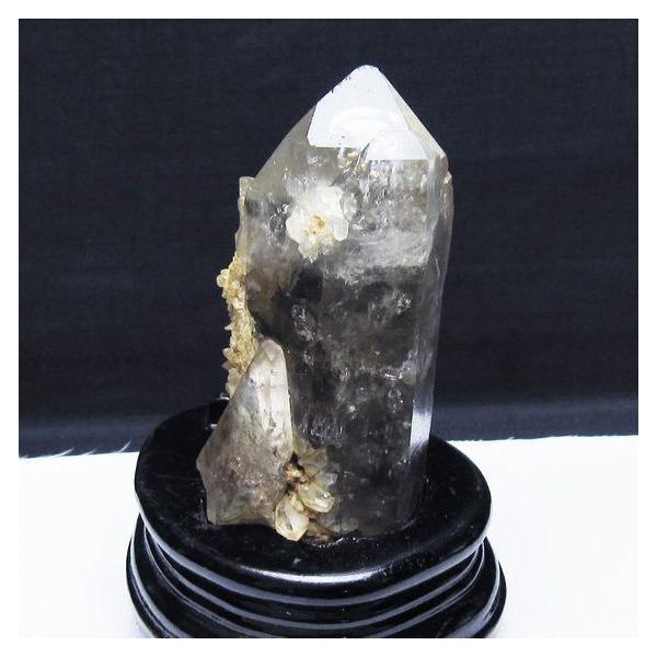 【ライトニング水晶（雷水晶）】和名で「雷水晶（かみなりすいしょう）」とも呼ばれる、その名のとおり雷に打たれた水晶です。ライトニング水晶は地中に水晶が埋まった状態で落雷の衝撃を受けることで形成されます。これは地層の中に含まれている水分が落雷の...