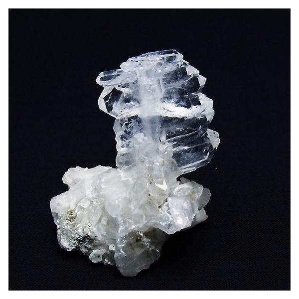 【ファーデンクォーツ】「ファーデン」とはドイツ語で「糸」を意味した単語です。ファーデンクォーツはその糸を表すように結晶の中心に白い繋ぎ目があるのが特徴のクォーツです。（白以外の色の糸も存在するのがさらに神秘性を深めますね）地殻変動の影響で結...