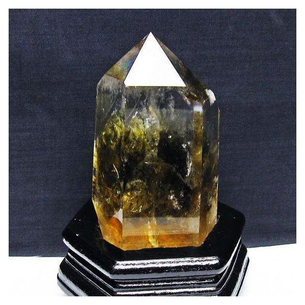 【シトリン（黄水晶）】シトリンは和名で「黄水晶（きすいしょう）」と呼ばれるように、水晶に鉄イオンが混入し、放射線による結晶格子欠陥によって黄色に変色したものです。シトリンは黄色い色合いからヨーロッパの柑橘類シトロンが語源となり名付けられたと...