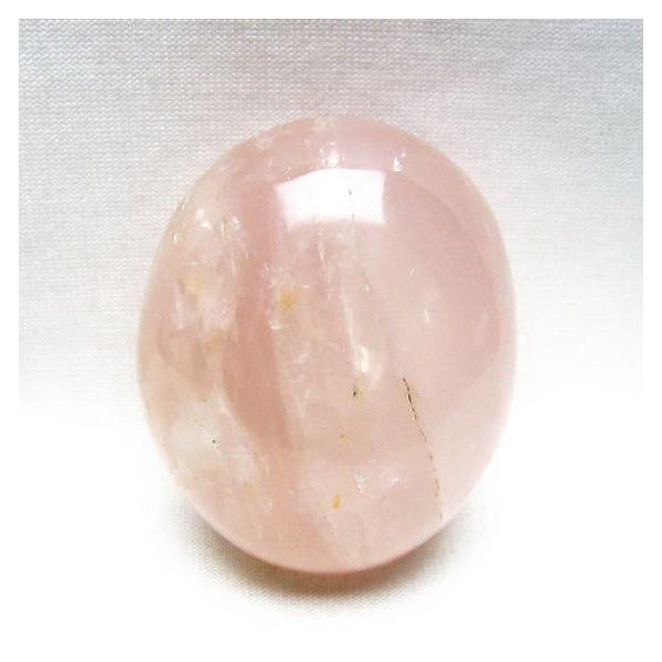 【ローズクォーツ（紅石英）】ローズクォーツは柔らかい優しいピンクの水晶です。アルミニウムや酸化チタンなどの結晶を含むためにピンク色になると考えられています。これらの微細な結晶が分散しているため、石全体の透明度が低く、濁っていたりひびがありま...