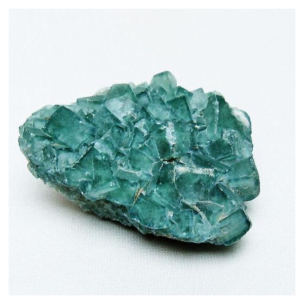 【フローライト（蛍石）】フローライトは鮮やかなカラーのグラデーションが美しい天然石で、トルマリンに次ぐカラーバリエーションを持つとされています。フローライトの中に白い羽のような内包物が入ったものは「エンジェルフェザーフローライト」と呼ばれ、...