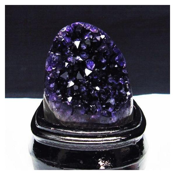 【アメジストクォーツ（紫水晶）】アメジストは鉄分によって紫色に発色した水晶の一種です。名称はギリシャ語で酒の意味のmethyと否定辞のa、つまり「酒に酔わない」「この石でできた盃で酒を飲めば悪酔いしない」に由来するとされています。「酒に酔わ...