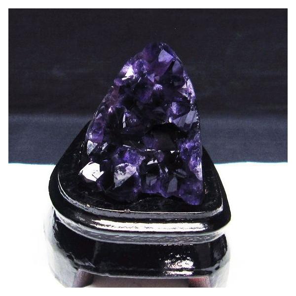 【アメジストクォーツ（紫水晶）】アメジストは鉄分によって紫色に発色した水晶の一種です。名称はギリシャ語で酒の意味のmethyと否定辞のa、つまり「酒に酔わない」「この石でできた盃で酒を飲めば悪酔いしない」に由来するとされています。「酒に酔わ...