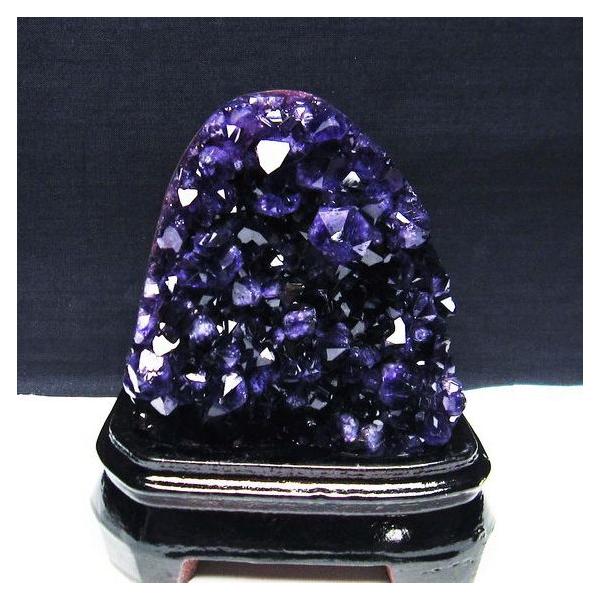 【アメジストクォーツ（紫水晶）】アメジストは鉄分によって紫色に発色した水晶の一種です。名称はギリシャ語で酒の意味のmethyと否定辞のa、つまり「酒に酔わない」「この石でできた盃で酒を飲めば悪酔いしない」に由来するとされています。「酒に酔わ...