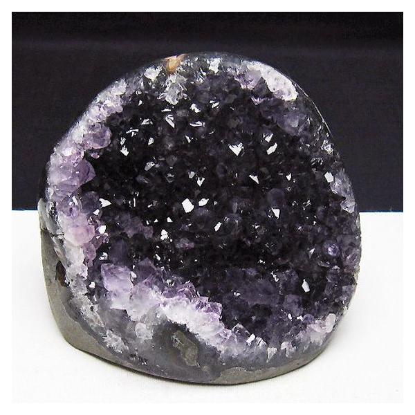 【アメジストクォーツ（紫水晶）】アメジストは鉄分によって紫色に発色した水晶の一種です。名称はギリシャ語で酒の意味のmethyと否定辞のa、つまり「酒に酔わない」「この石でできた盃で酒を飲めば悪酔いしない」に由来するとされています。「酒に酔わ...