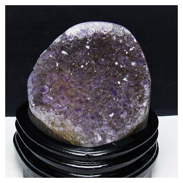 【アメジストクォーツ（紫水晶）】アメジストは鉄分によって紫色に発色した水晶の一種です。名称はギリシャ語で酒の意味のmethyと否定辞のa、つまり「酒に酔わない」「この石でできた盃で酒を飲めば悪酔いしない」に由来するとされています。「酒に酔わ...