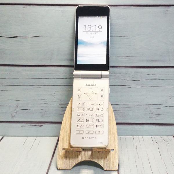 商品は本体（バッテリー内蔵）のみです。その他の付属品はありませんのでご注意ください。【特記事項】なし。【バッテリー性能】著しい性能低下がないことを確認しています（OSからの性能確認不可）【液晶の状態】ボタン痕と色むら、内部汚れがみられます。...