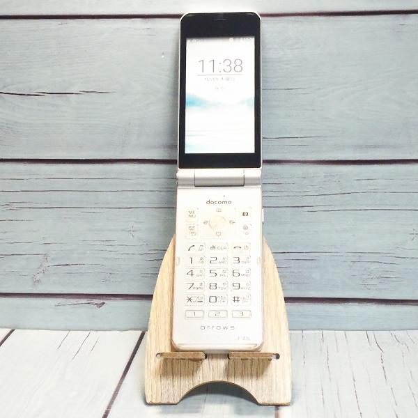 商品は本体（バッテリー内蔵）のみです。その他の付属品はありませんのでご注意ください。【特記事項】なし。【バッテリー性能】著しい性能低下がないことを確認しています（OSからの性能確認不可）【液晶の状態】擦り傷とボタン痕、内部剥がれや汚れ、色む...