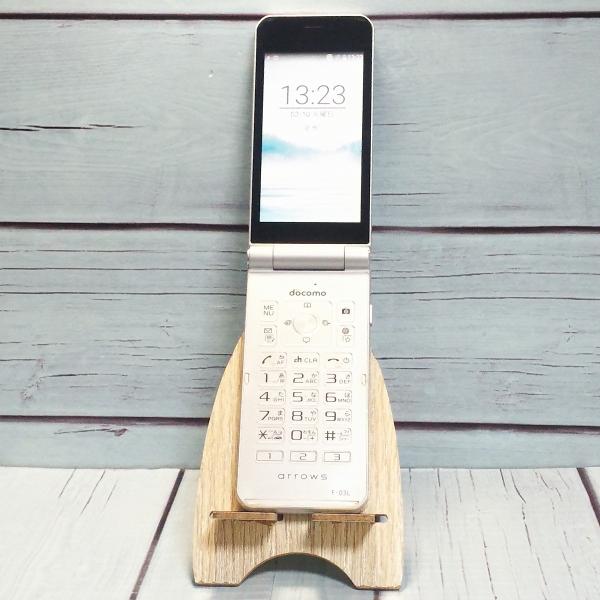 商品は本体（バッテリー内蔵）のみです。その他の付属品はありませんのでご注意ください。【特記事項】なし。【バッテリー性能】著しい性能低下がないことを確認しています（OSからの性能確認不可）【液晶の状態】擦り傷とボタン痕、若干の色むらがみられま...