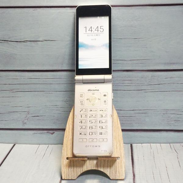 商品は本体（バッテリー内蔵）のみです。その他の付属品はありませんのでご注意ください。【特記事項】なし。【バッテリー性能】著しい性能低下がないことを確認しています（OSからの性能確認不可）【液晶の状態】擦り傷とボタン痕、内部?がれがみられます...