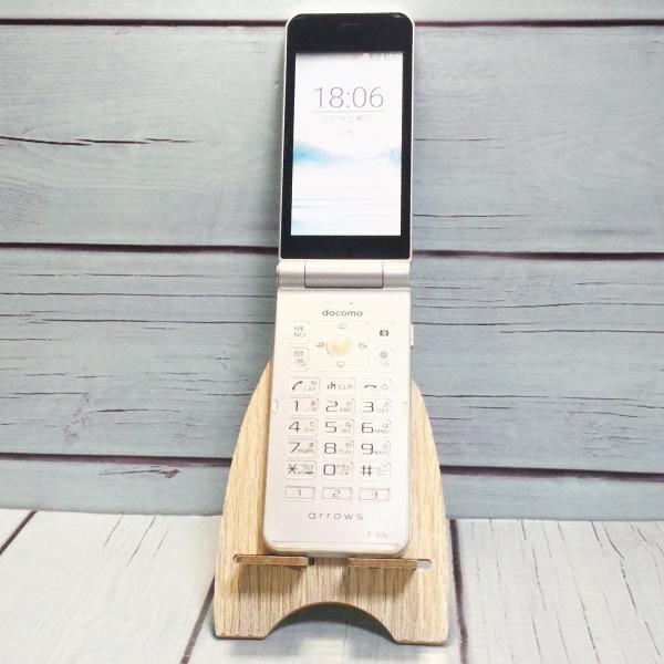 商品は本体（バッテリー内蔵）のみです。その他の付属品はありませんのでご注意ください。【特記事項】なし。【バッテリー性能】著しい性能低下がないことを確認しています（OSからの性能確認不可）【液晶の状態】擦り傷とボタン痕、内部剥がれ、色むらがみ...