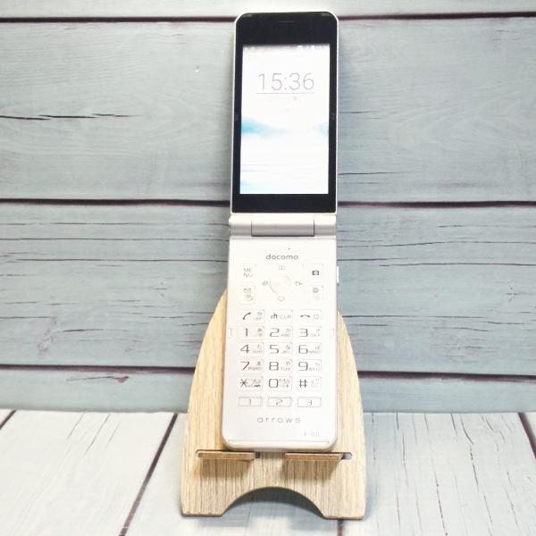 商品は本体（バッテリー内蔵）のみです。その他の付属品はありませんのでご注意ください。【特記事項】なし。【バッテリー性能】著しい性能低下がないことを確認しています（OSからの性能確認不可）【液晶の状態】擦り傷とボタン痕、うっすらと赤みがかった...