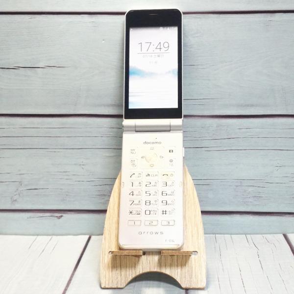 商品は本体（バッテリー内蔵）のみです。その他の付属品はありませんのでご注意ください。【特記事項】なし。【バッテリー性能】著しい性能低下がないことを確認しています（OSからの性能確認不可）【液晶の状態】擦り傷とボタン痕、内部剥がれ、色むらがみ...