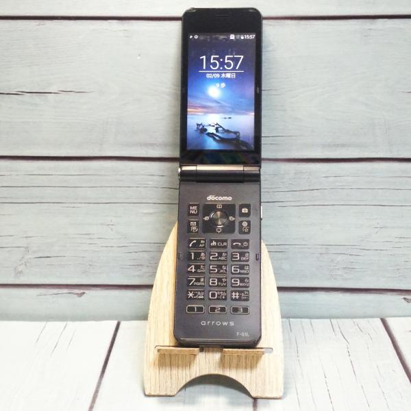 商品は本体（バッテリー内蔵）のみです。その他の付属品はありませんのでご注意ください。【特記事項】なし。【バッテリー性能】著しい性能低下がないことを確認しています（OSからの性能確認不可）【液晶の状態】擦り傷とボタン痕、うっすらと赤みがかった...