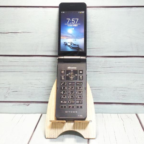 商品は本体（バッテリー内蔵）のみです。その他の付属品はありませんのでご注意ください。【特記事項】なし。【バッテリー性能】著しい性能低下がないことを確認しています（OSからの性能確認不可）【液晶の状態】若干のボタン痕と内部汚れ、色むらがみられ...