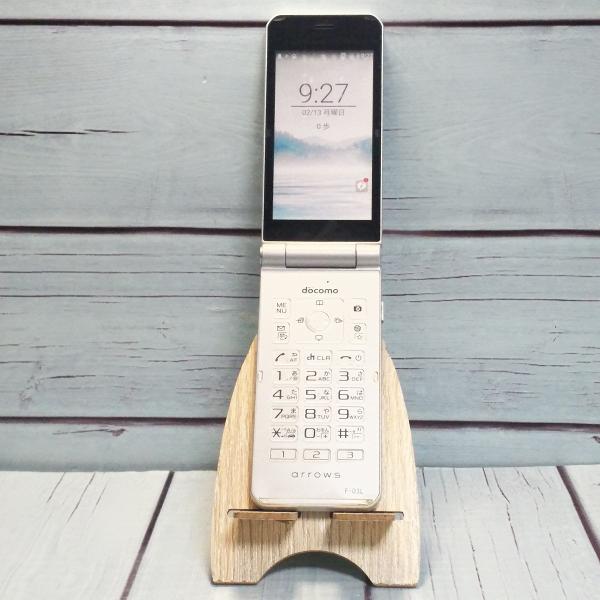 商品は本体（バッテリー内蔵）のみです。その他の付属品はありませんのでご注意ください。【特記事項】なし。【バッテリー性能】著しい性能低下がないことを確認しています（OSからの性能確認不可）【液晶の状態】擦り傷とボタン痕、色むらがみられます。画...